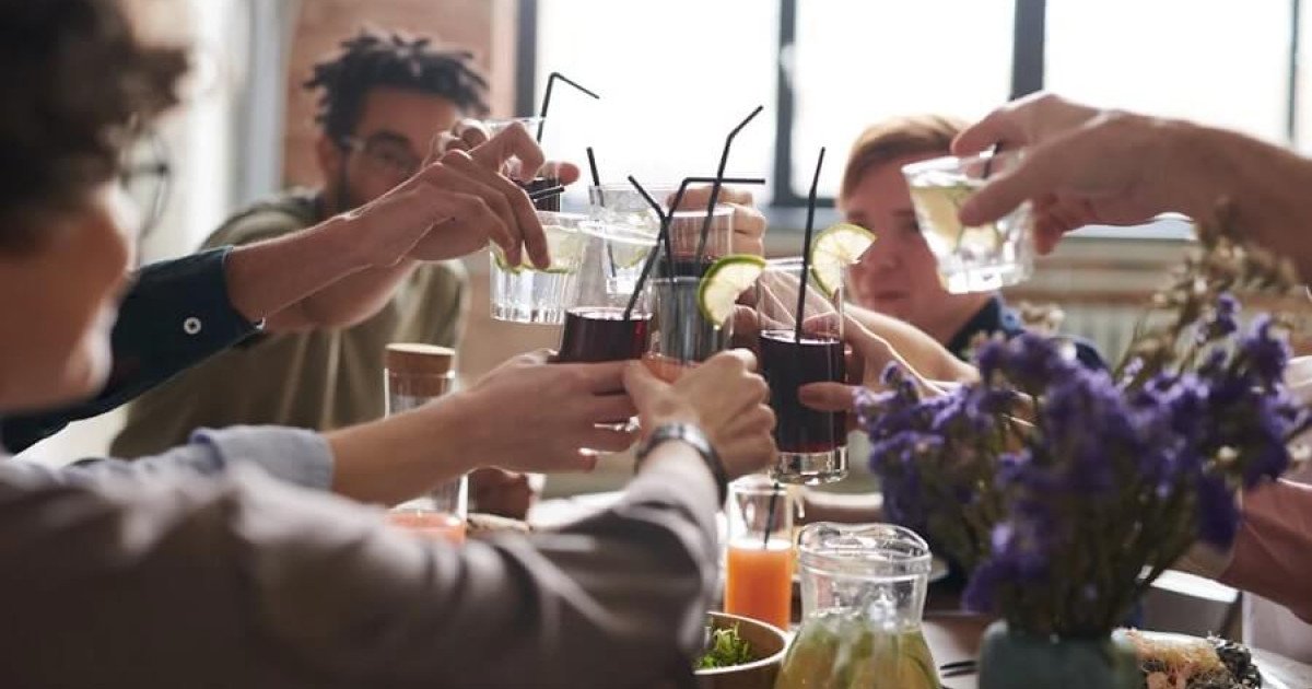 Los efectos psicológicos de normalizar el beber mucho Alcohol