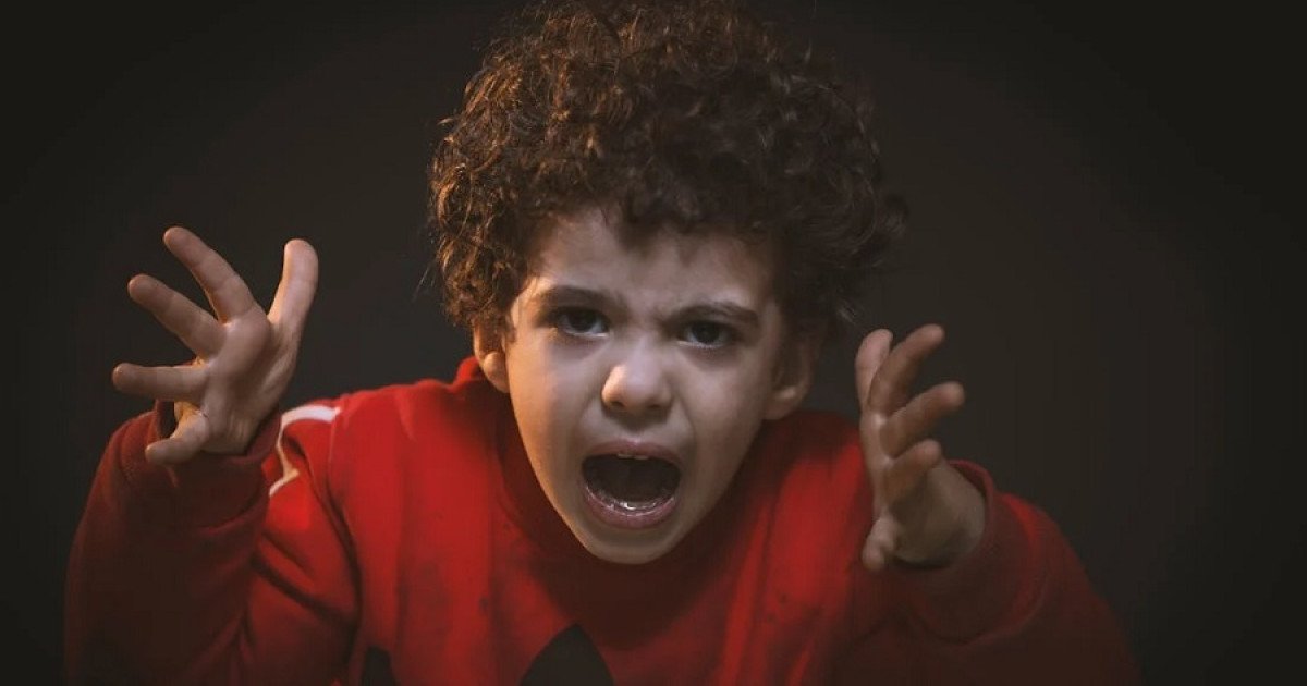 ¿Cómo puedo hacer frente a la rabieta de mi hijo en público?