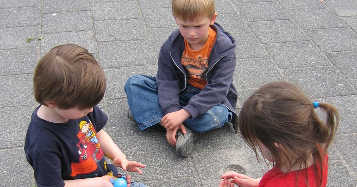 Envidia entre hermanos: cómo evitarla y combatirla en niños y adultos